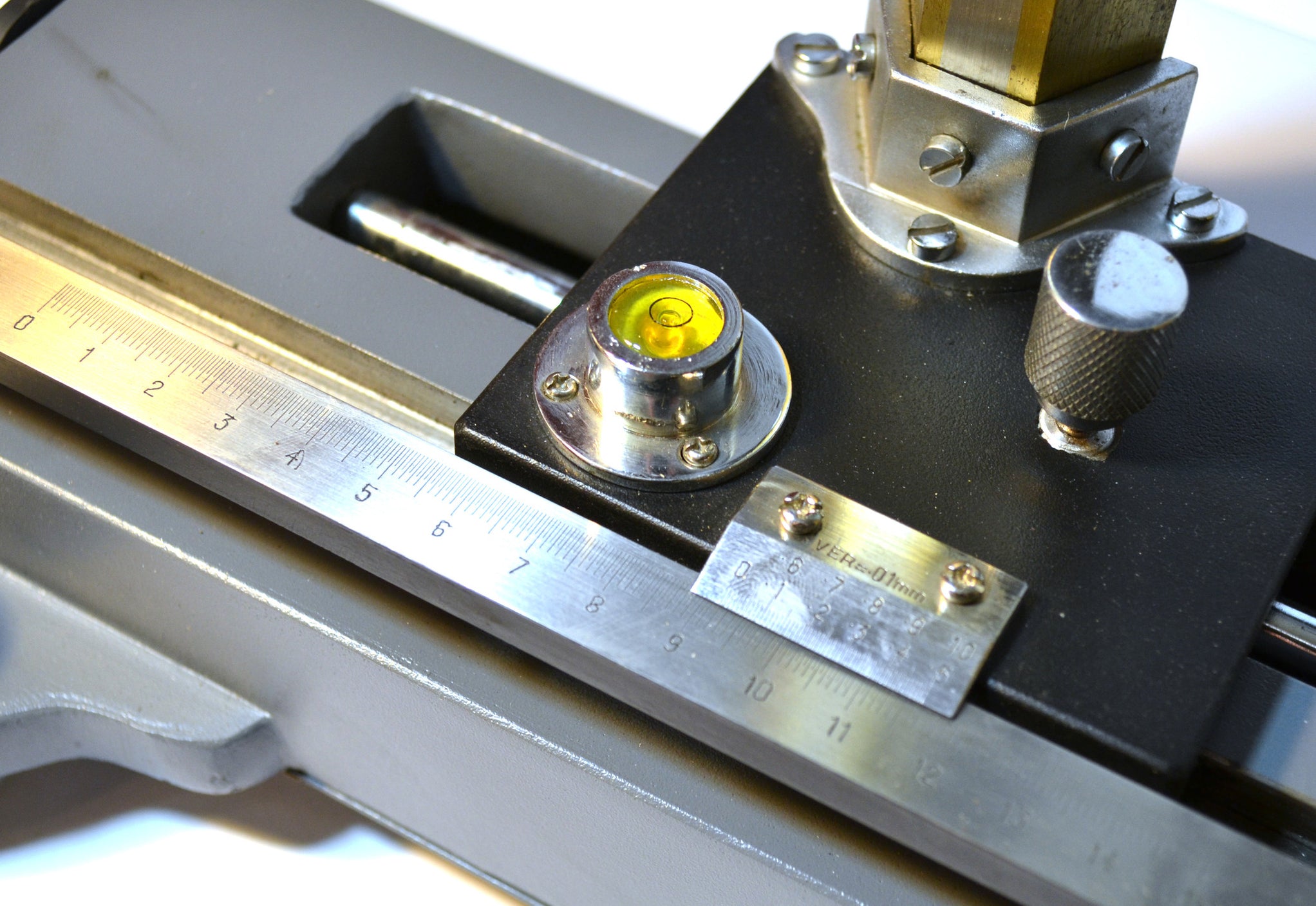 Vernier Travelling Microscope with 10x Magnification, Comes with Locki ...